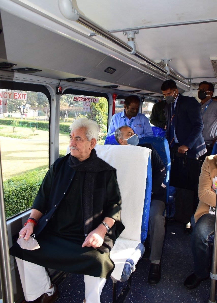 Lt Governor takes ride in electric bus from Raj Bhawan to Trikuta Nagar ...