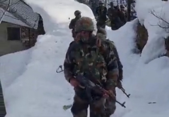 Jammu & Kashmir | Indian Army patrolling in heavy snow at higher ...