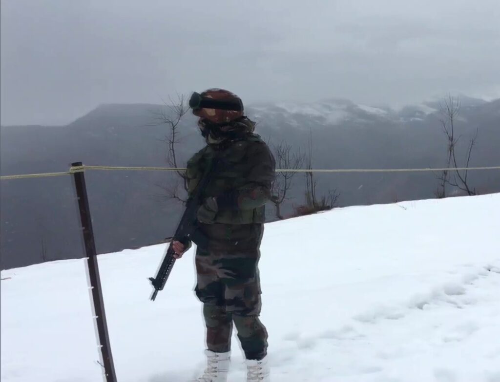 Jammu & Kashmir | Indian Army patrols in heavy snow at higher reaches ...