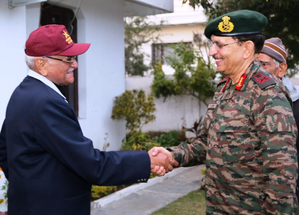 Northern Army Commander visits his mentor, shares old memories with him ...