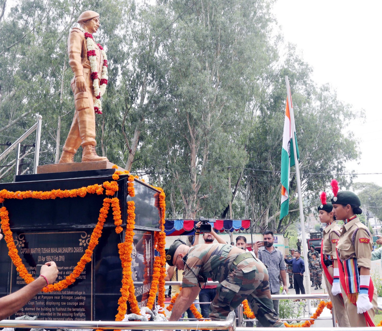 J&K | STATUE CLEANING OF CAPT TUSHAR MAHAJAN, SHAURYA CHAKRA – JK Post