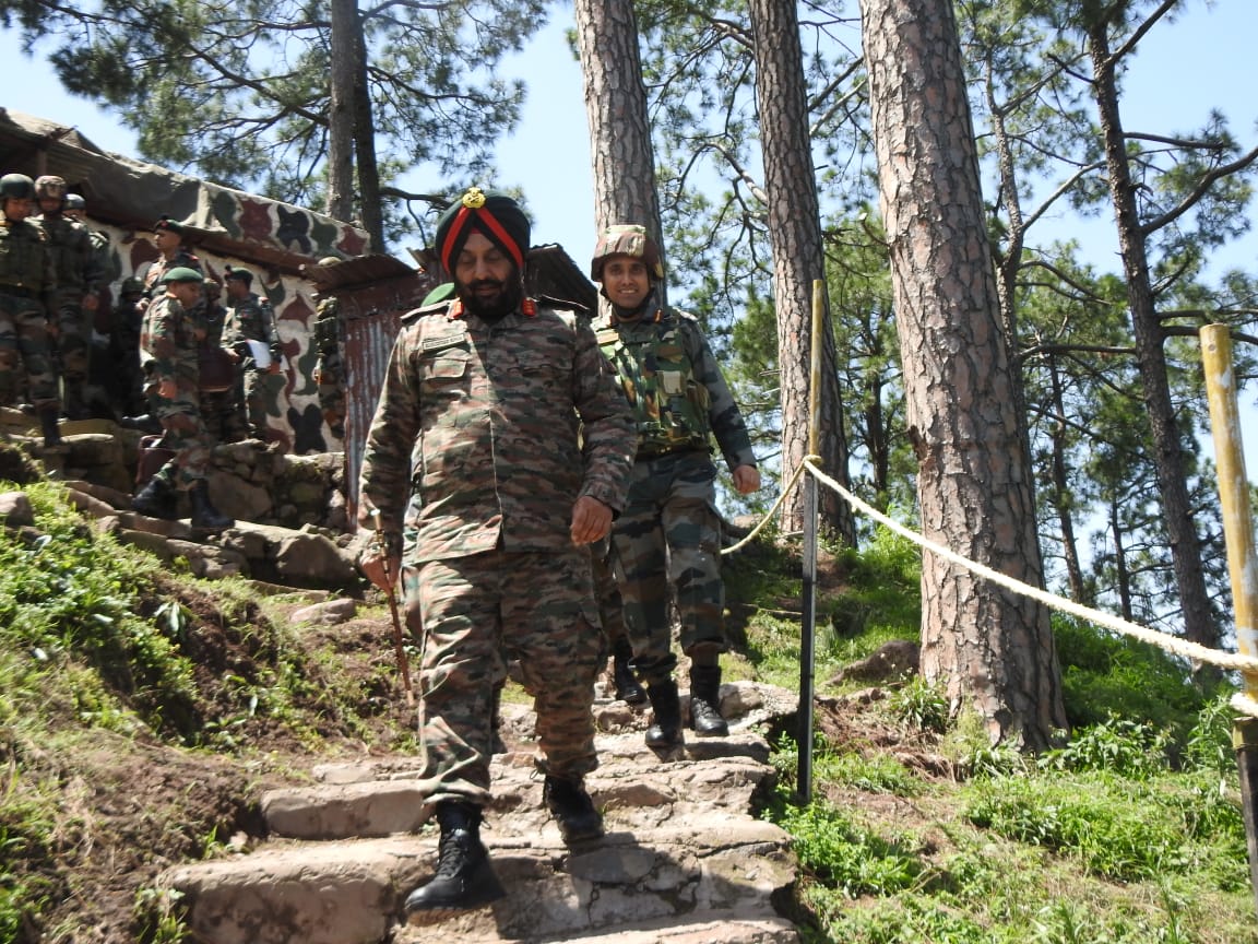 J&K | 16 Corps commander visits forward posts along LoC in Poonch, reviews security situation ...