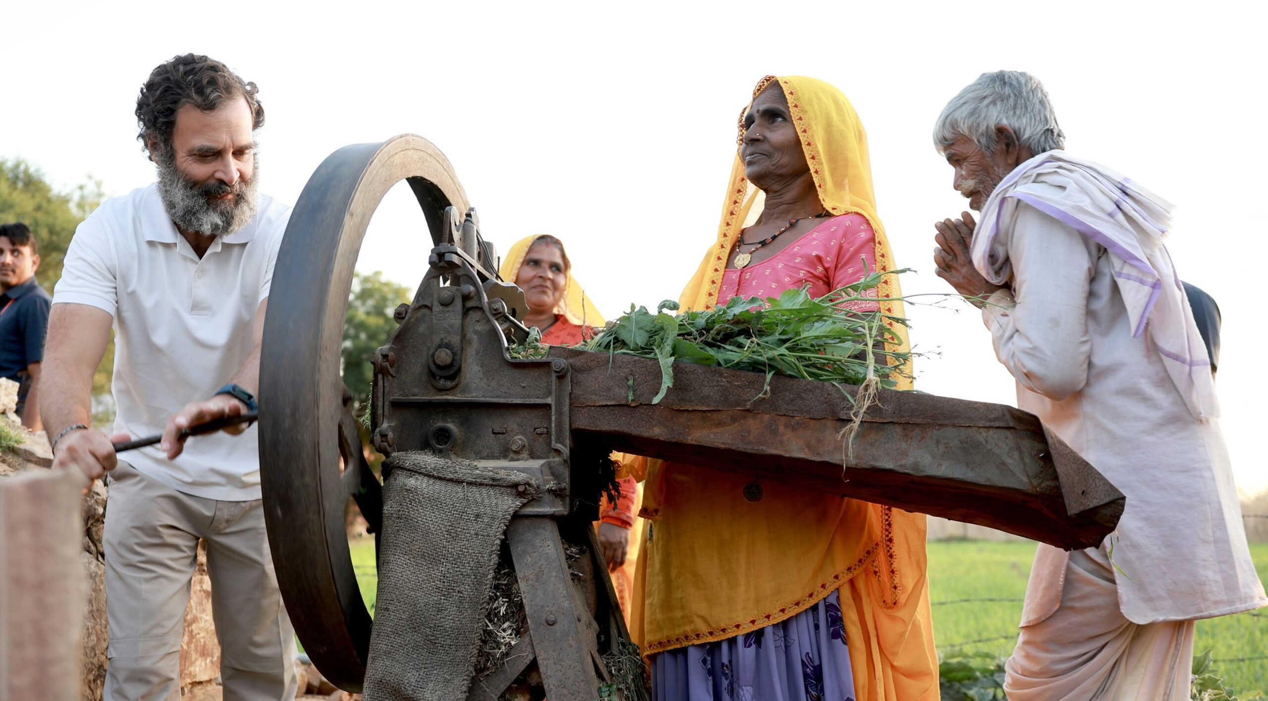 Rajasthan | Congress leader Rahul Gandhi cutting kutti on a machine ...