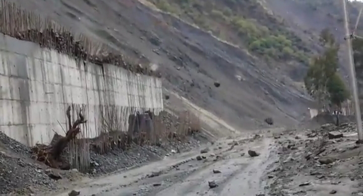 Jammu and Kashmir | Ramban: Jammu-Srinagar Highway Blocked Due To Landslide, Shooting Stones ...