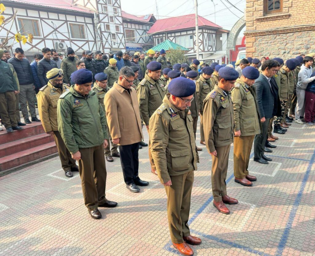 J&K | Jammu and Kashmir police officials pay last respects to inspector ...